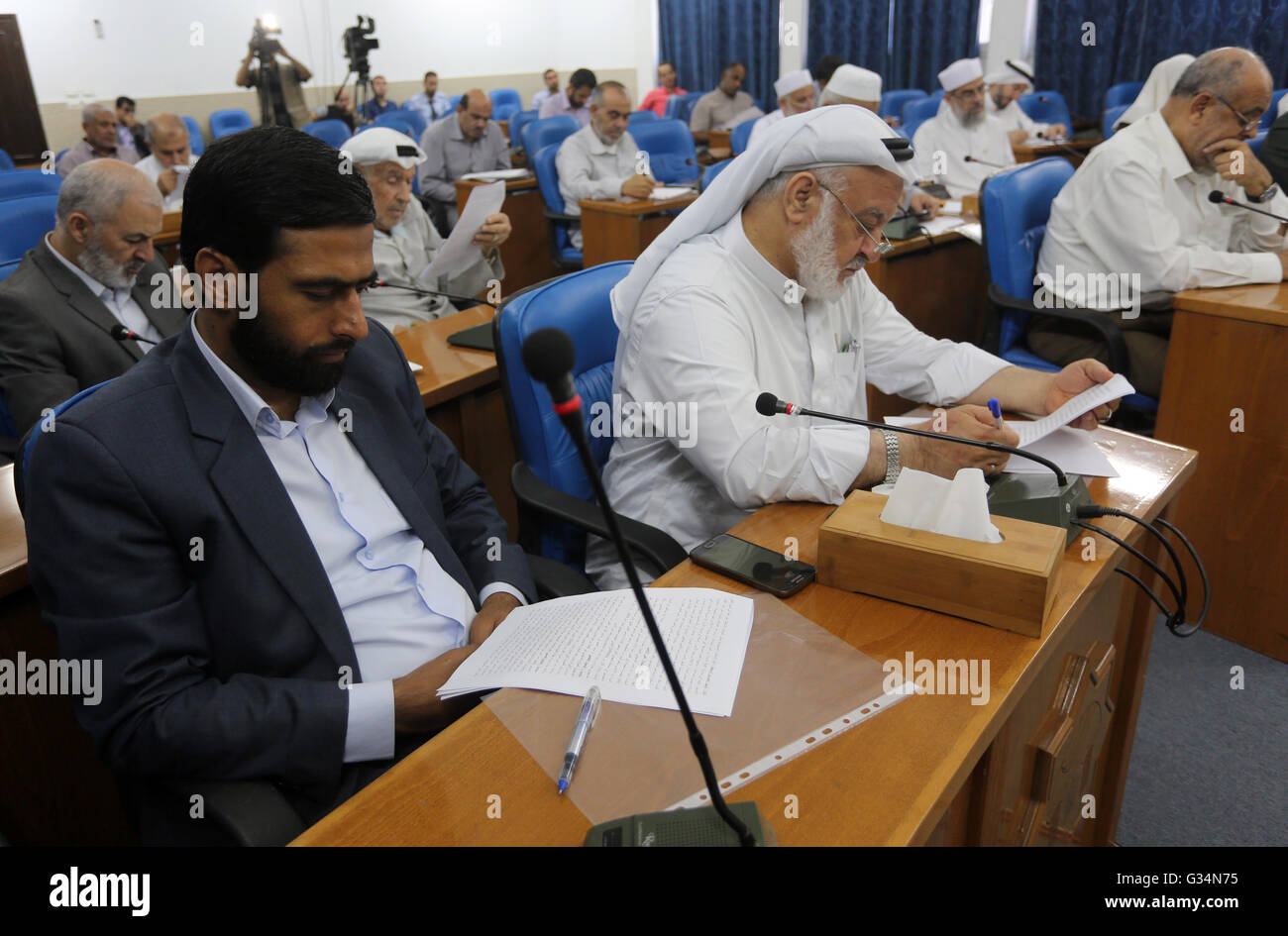 Gaza City, Gaza Strip, Palestinian Territory. 8th June, 2016. Members ...