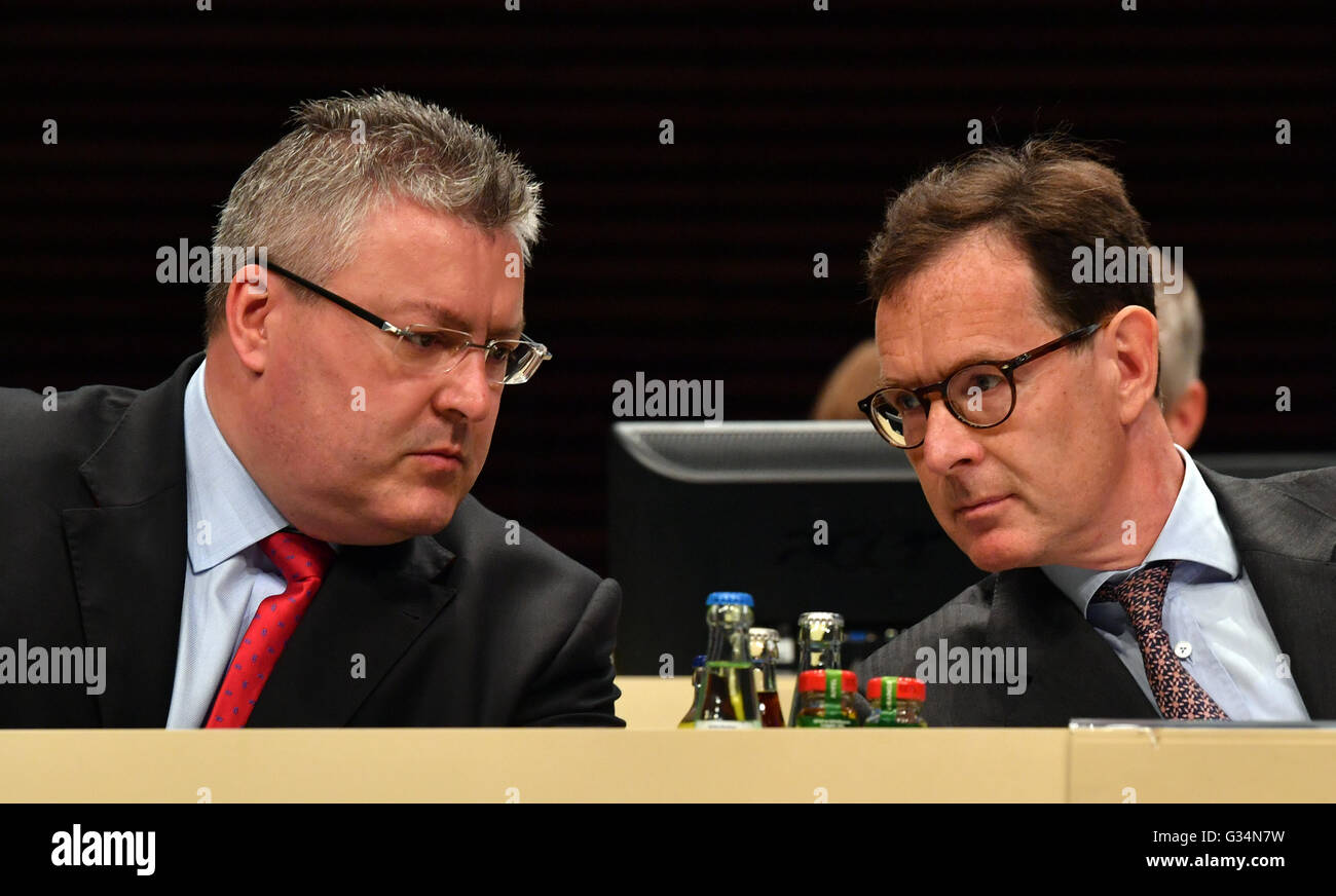 Weimar, Germany. 8th June, 2016. CEO Michael Mertin (l-r) and head of ...