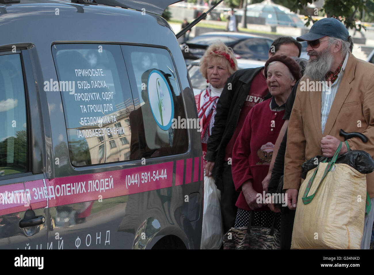 June 6, 2016 - Kyiv, Ukraine - Homeless people wait for food near the ...