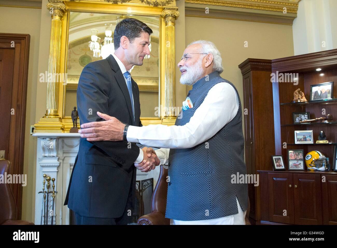 Handshake meeting india hi-res stock photography and images - Alamy