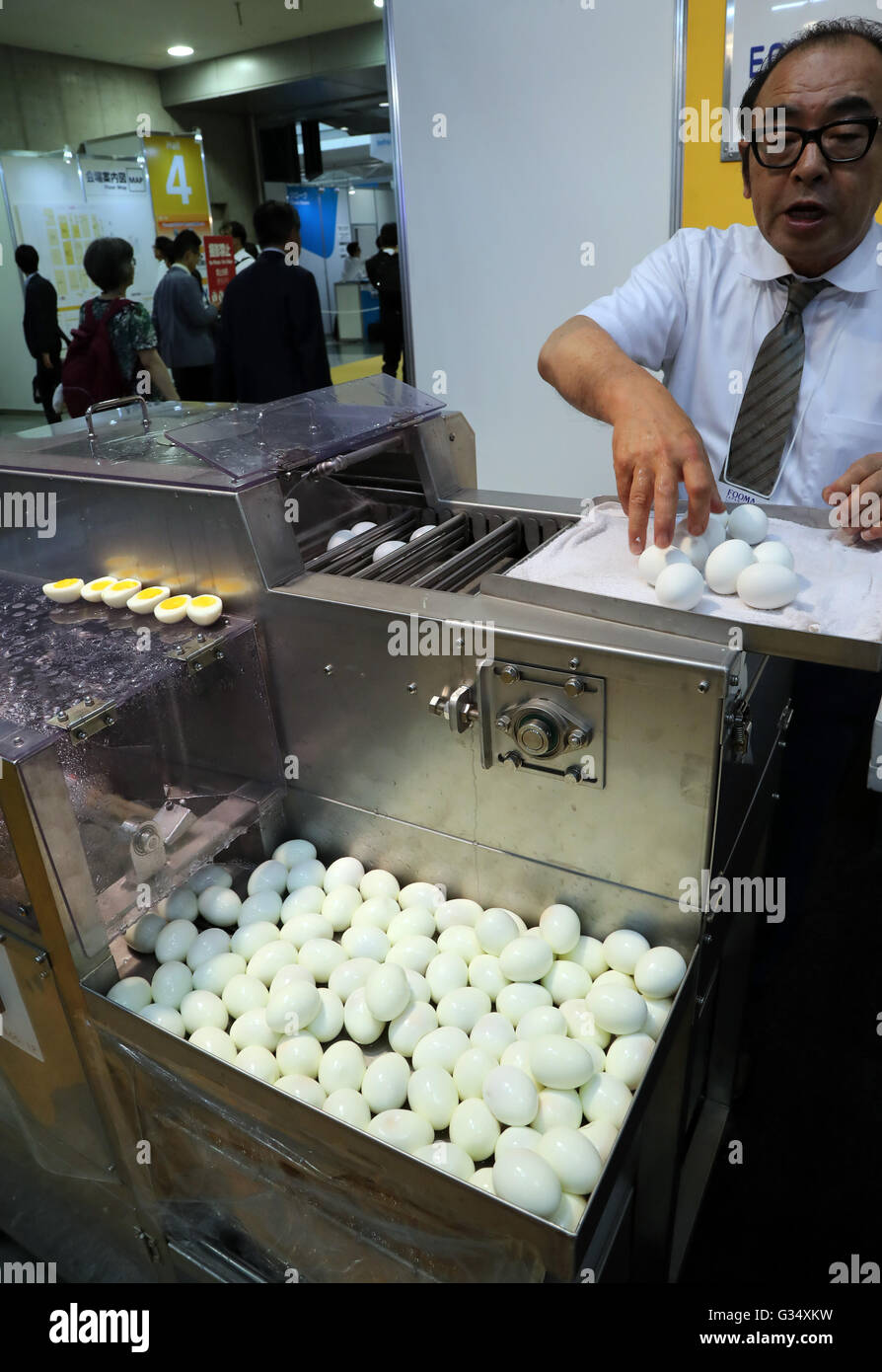 Egg displays hi-res stock photography and images - Alamy