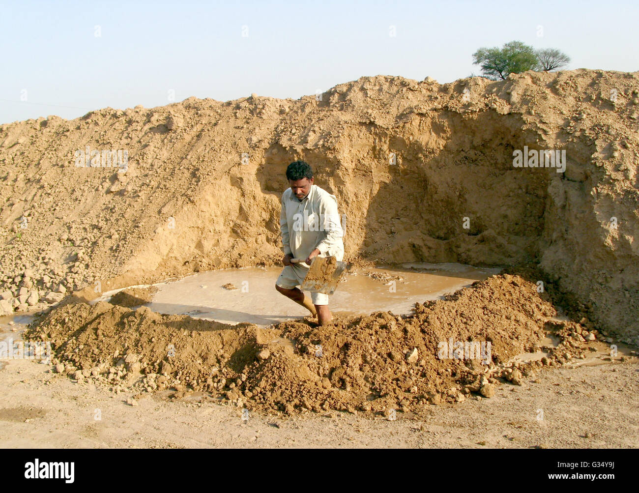 Islamabad, Pakistan. 27th Apr, 2016. Muhammad Anwar, worker and father ...