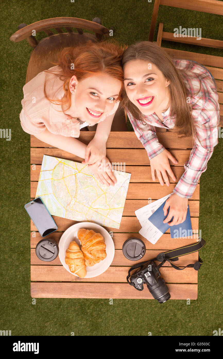 Ladies sitting in grass hi-res stock photography and images - Alamy