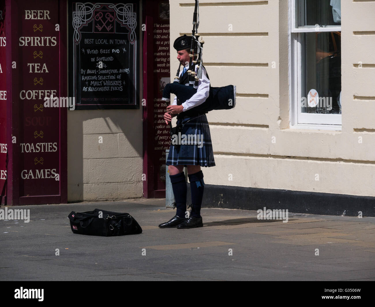 Scottish piper hi-res stock photography and images - Alamy