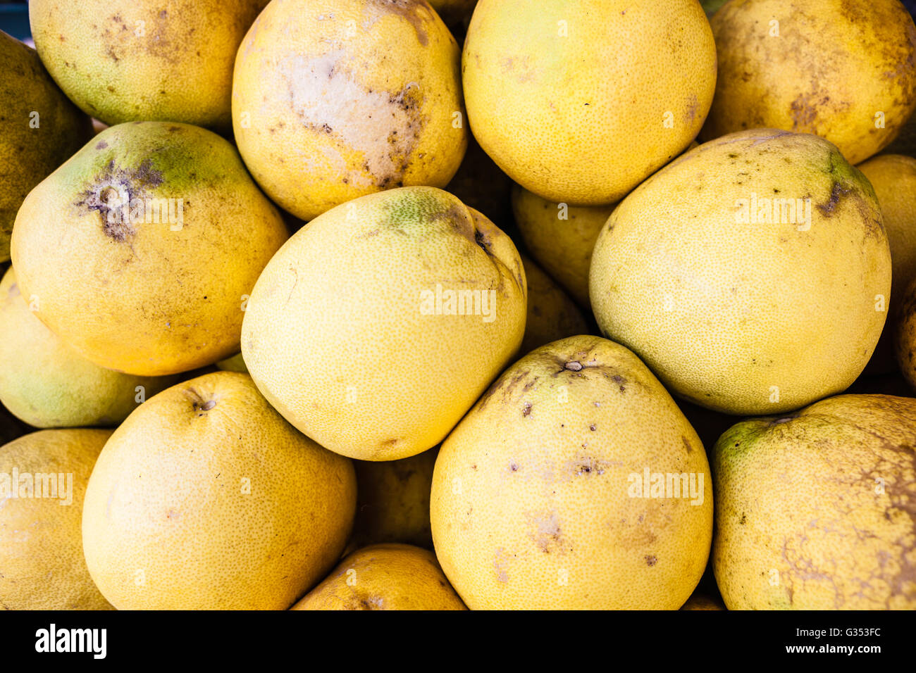 a big heap of guava tropical fruit on a stall in thailand Stock Photo ...