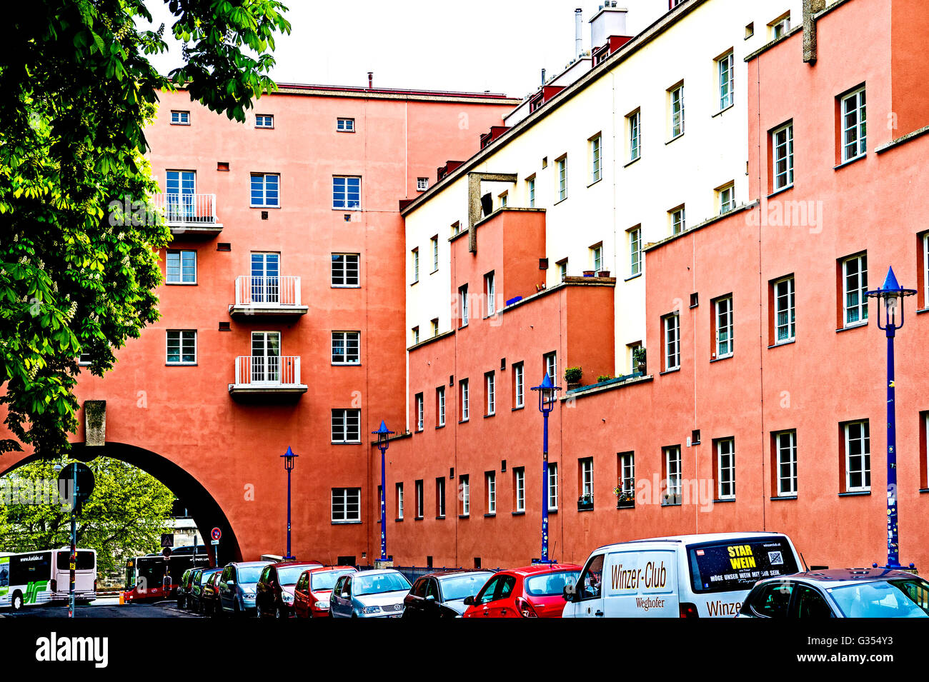 Wohnhauskomplex in Wien, sog. Gemeindebau; Vienna, austria ...