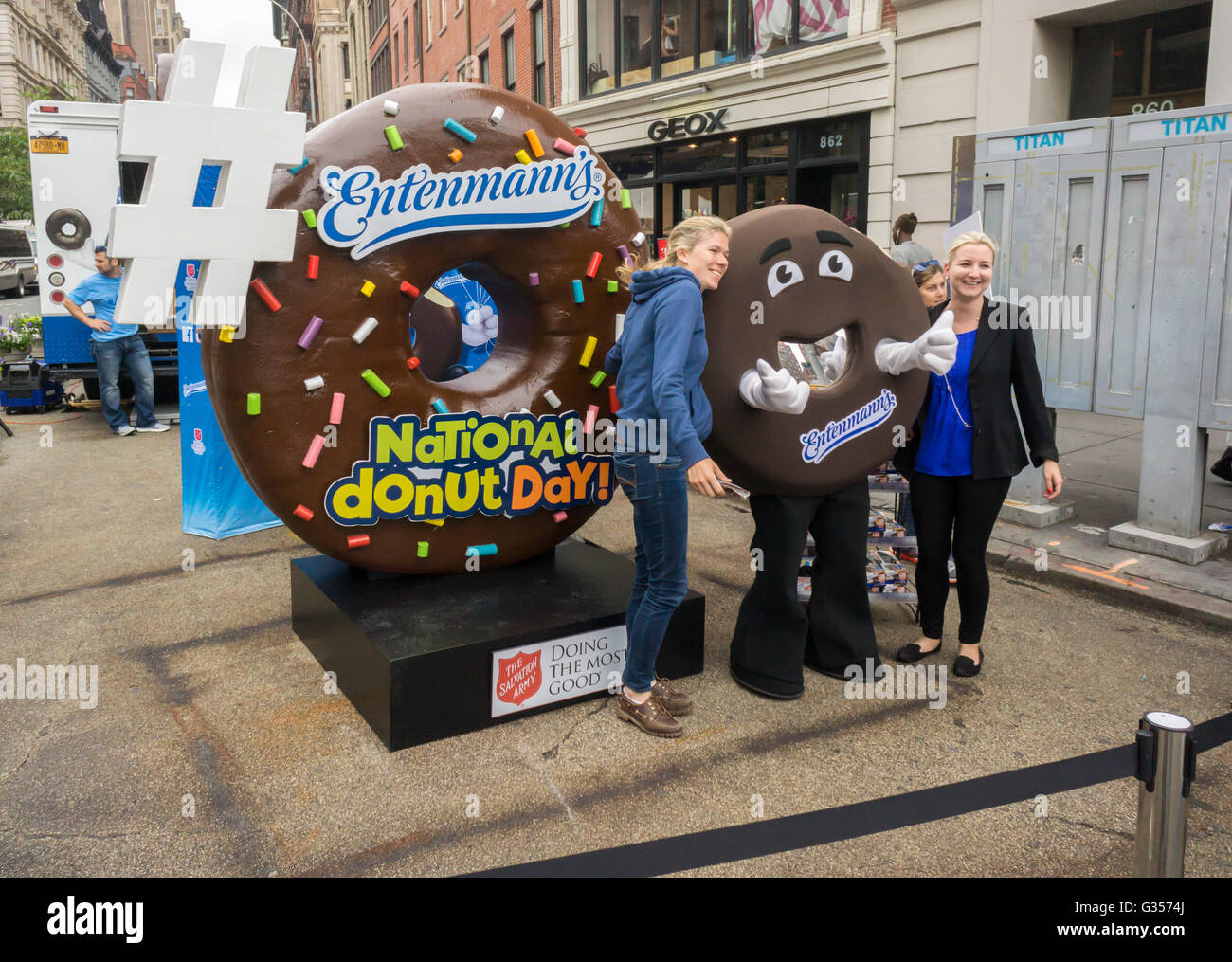 Thousands of donut lovers flock to Union Square in New York to ...