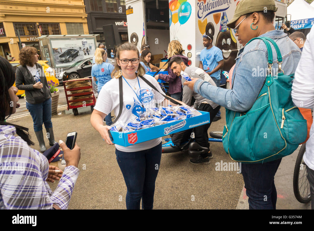 Thousands of donut lovers flock to Union Square in New York to ...