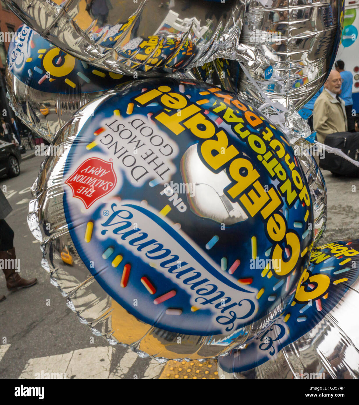 Thousands of donut lovers flock to Union Square in New York to ...