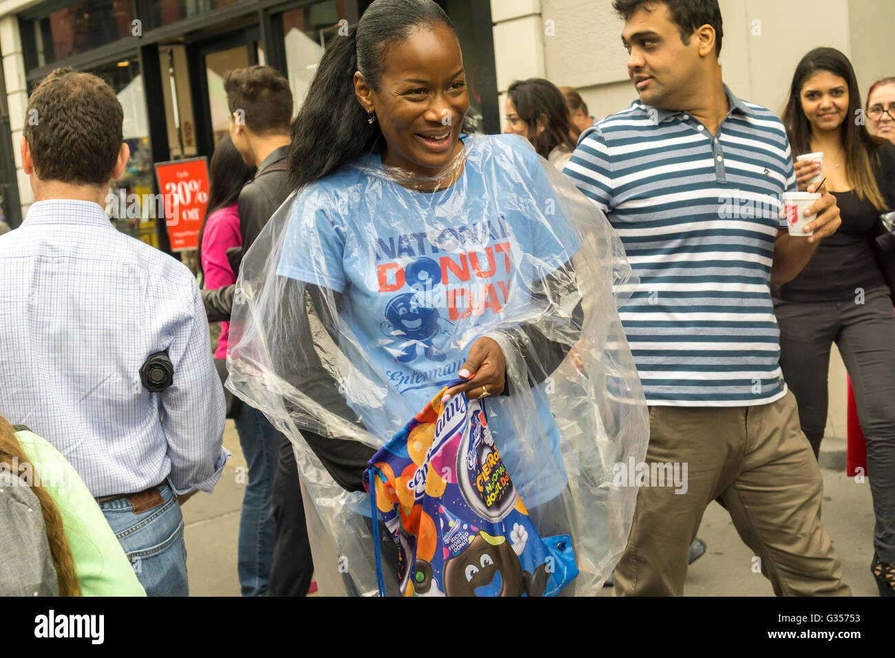 Thousands of donut lovers flock to Union Square in New York to ...