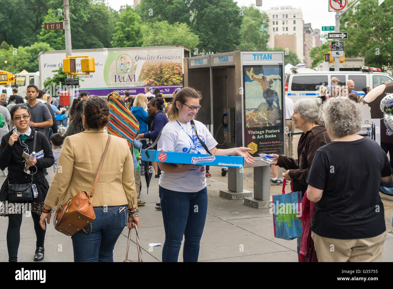 Thousands of donut lovers flock to Union Square in New York to ...