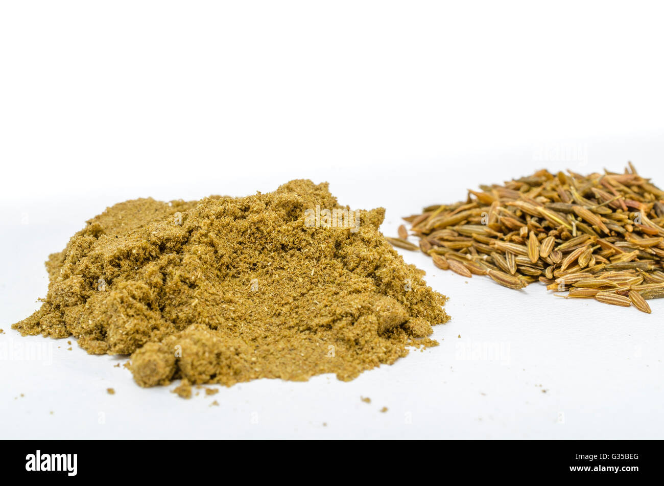 cumin en grains et cumin en poudre Stock Photo - Alamy