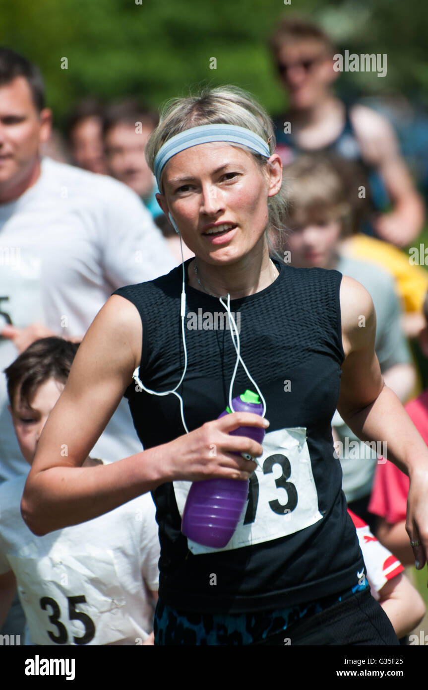 Runner in lycra hi-res stock photography and images - Alamy
