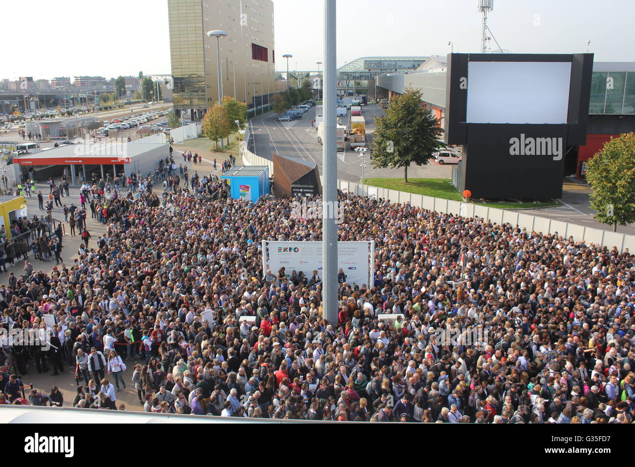 Expo milano gate hi-res stock photography and images - Alamy
