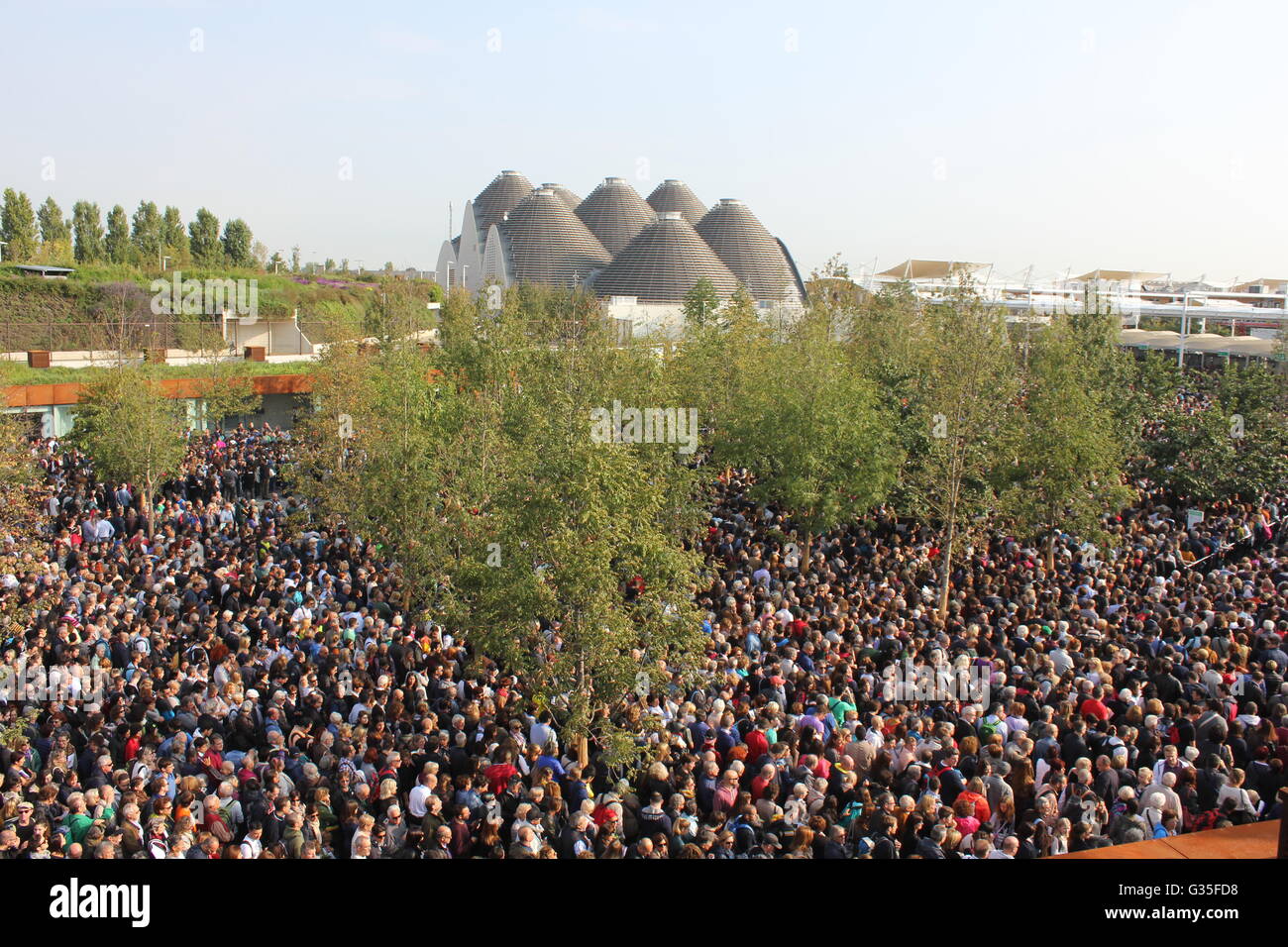 Crowd of people lining hi-res stock photography and images - Alamy