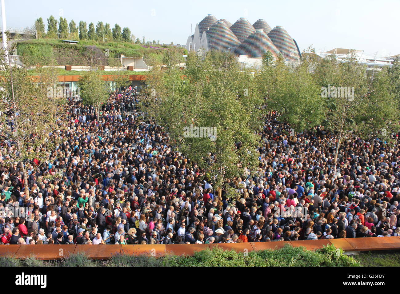 Crowd of people lining hi-res stock photography and images - Alamy