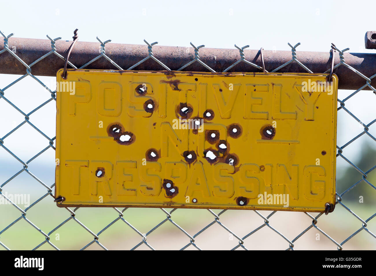 Trespassing warning sign hi-res stock photography and images - Alamy