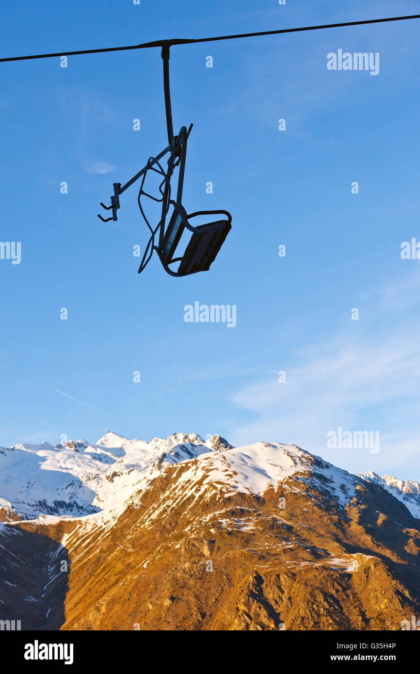 Winter mountain cabin hi-res stock photography and images - Alamy