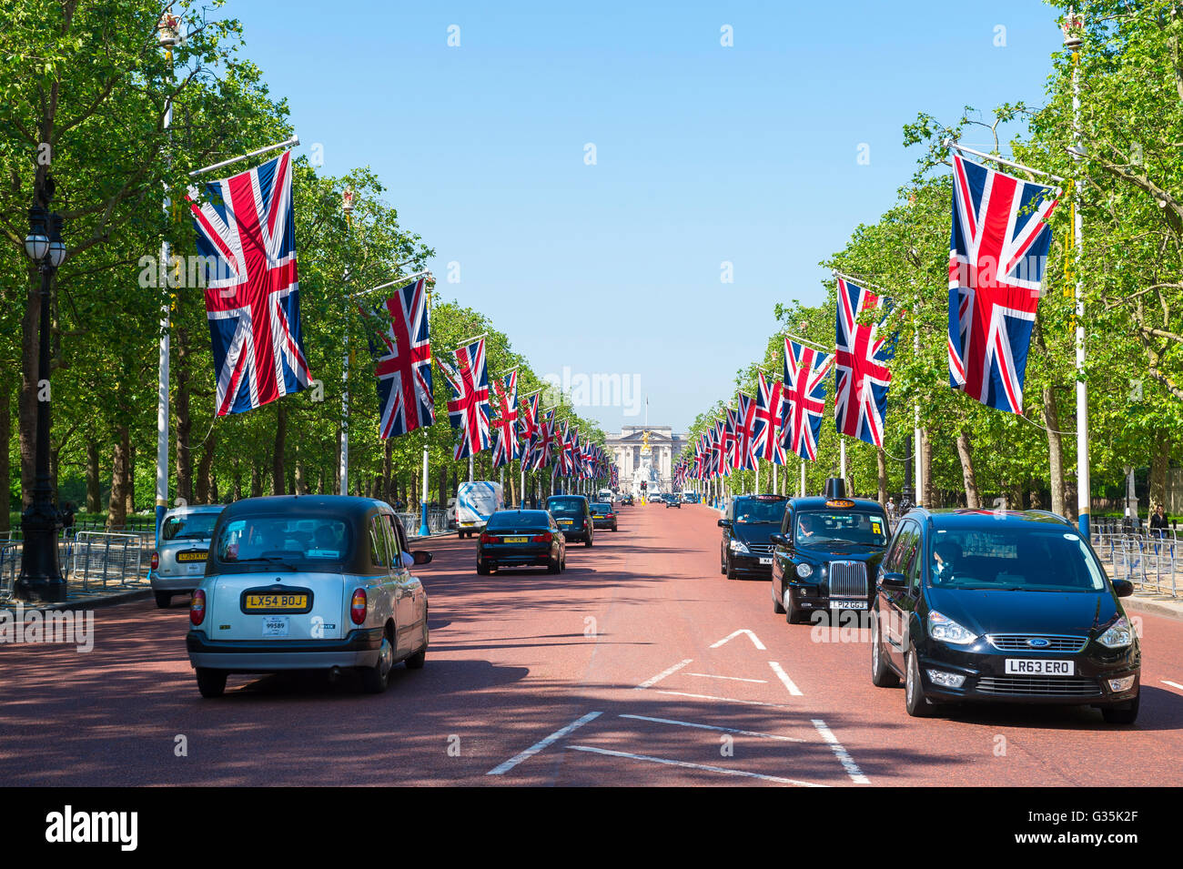LONDON - JUNE 6, 2016: Traffic passes along the Mall, a thoroughfare ...