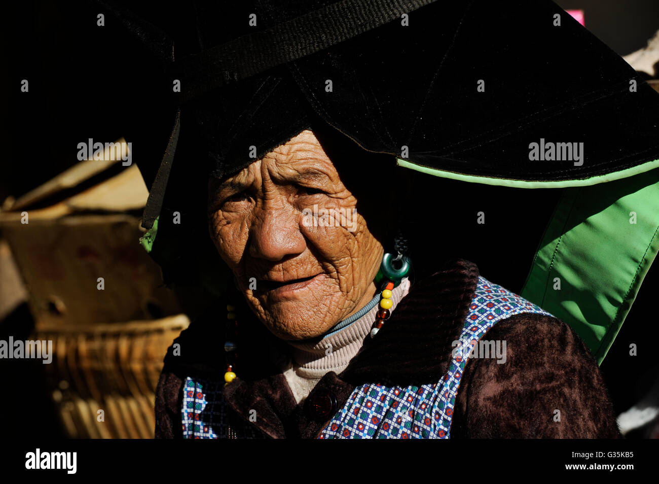 Yi tribe hi-res stock photography and images - Alamy