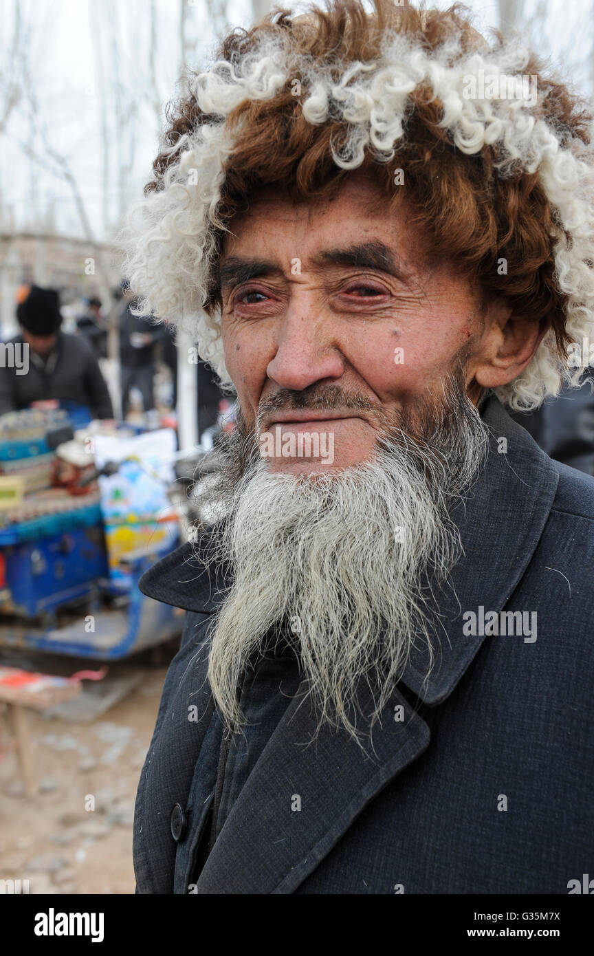 Portrait old uyghur man kashgar hi-res stock photography and images - Alamy