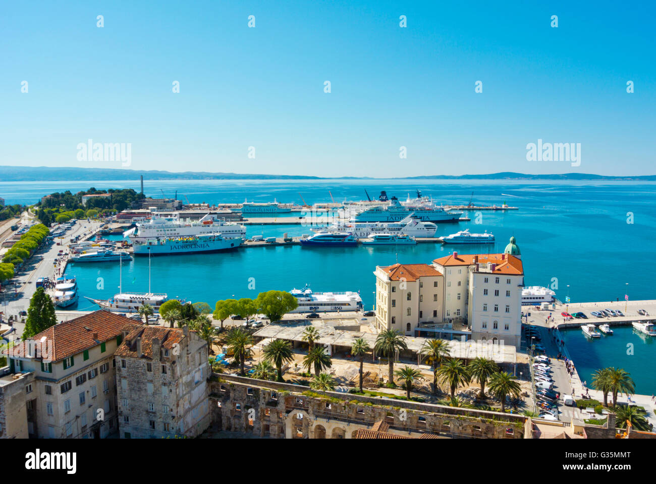 Harbour harbor port ferries wharf hi-res stock photography and images ...
