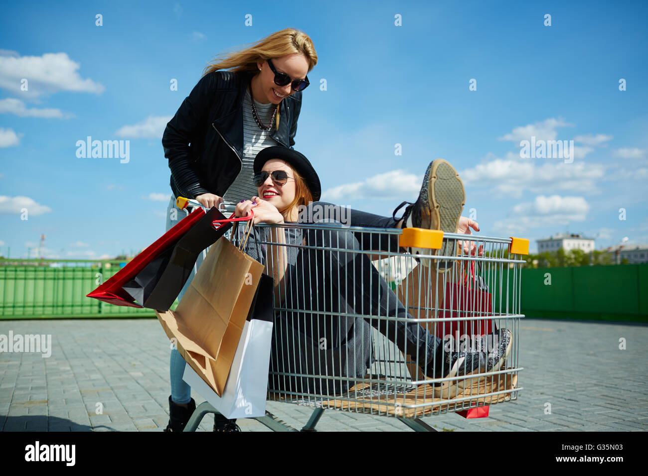 Shoppers and consumer hi-res stock photography and images - Alamy