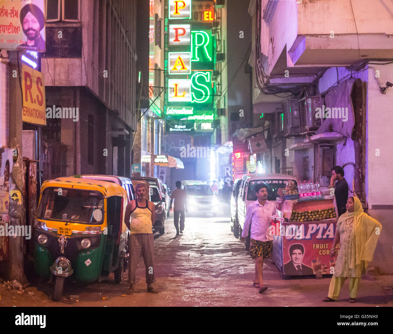 Street Scene At Night India Stock Photos & Street Scene At Night India ...