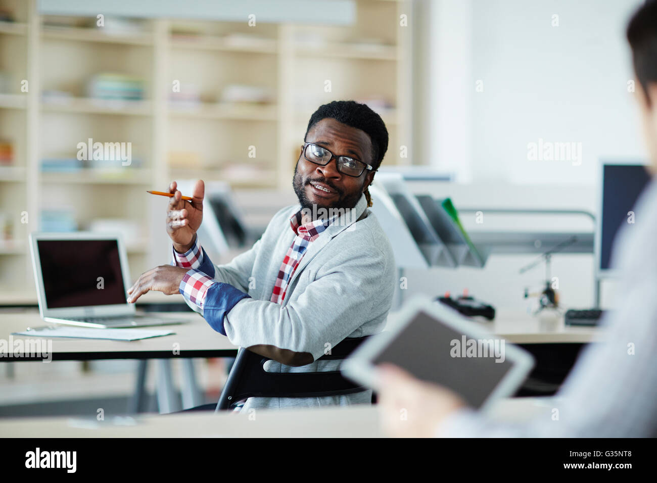 Explaining data to colleague Stock Photo - Alamy Explaining data to colleague Stock Photo - Alamy