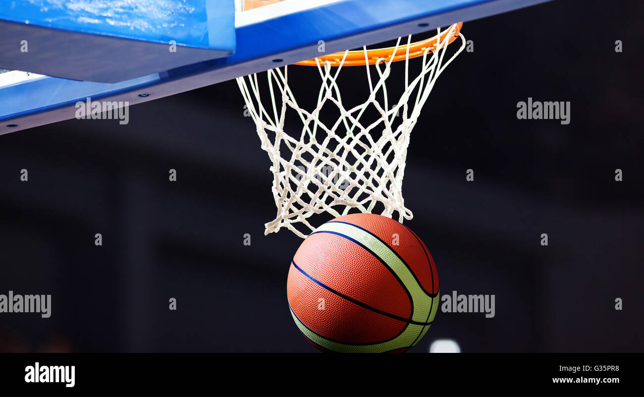 Basketball going through hoop hi-res stock photography and images - Alamy