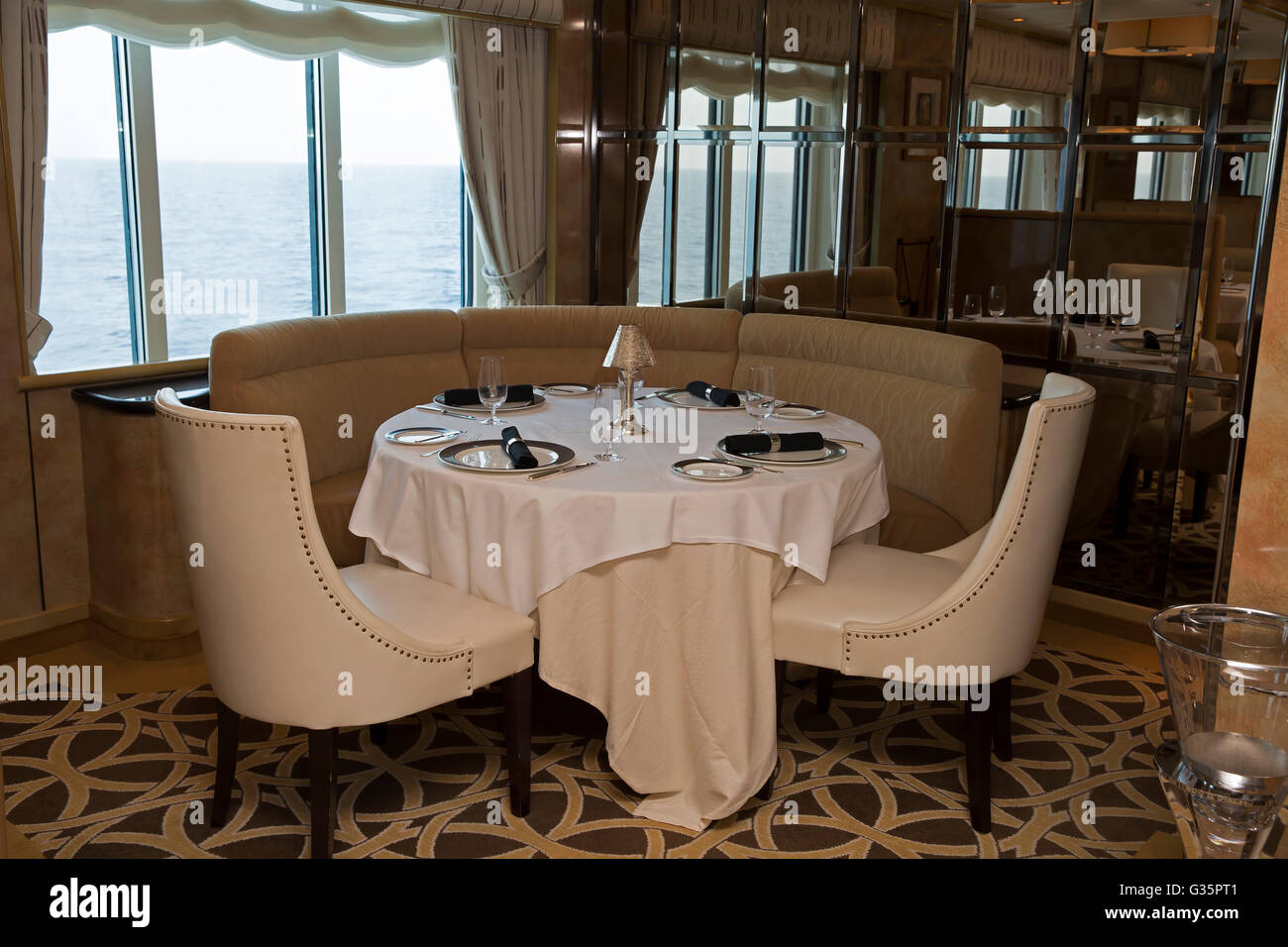 Dining room onboard Cunard's cruise liner Queen Elizabeth Stock Photo ...