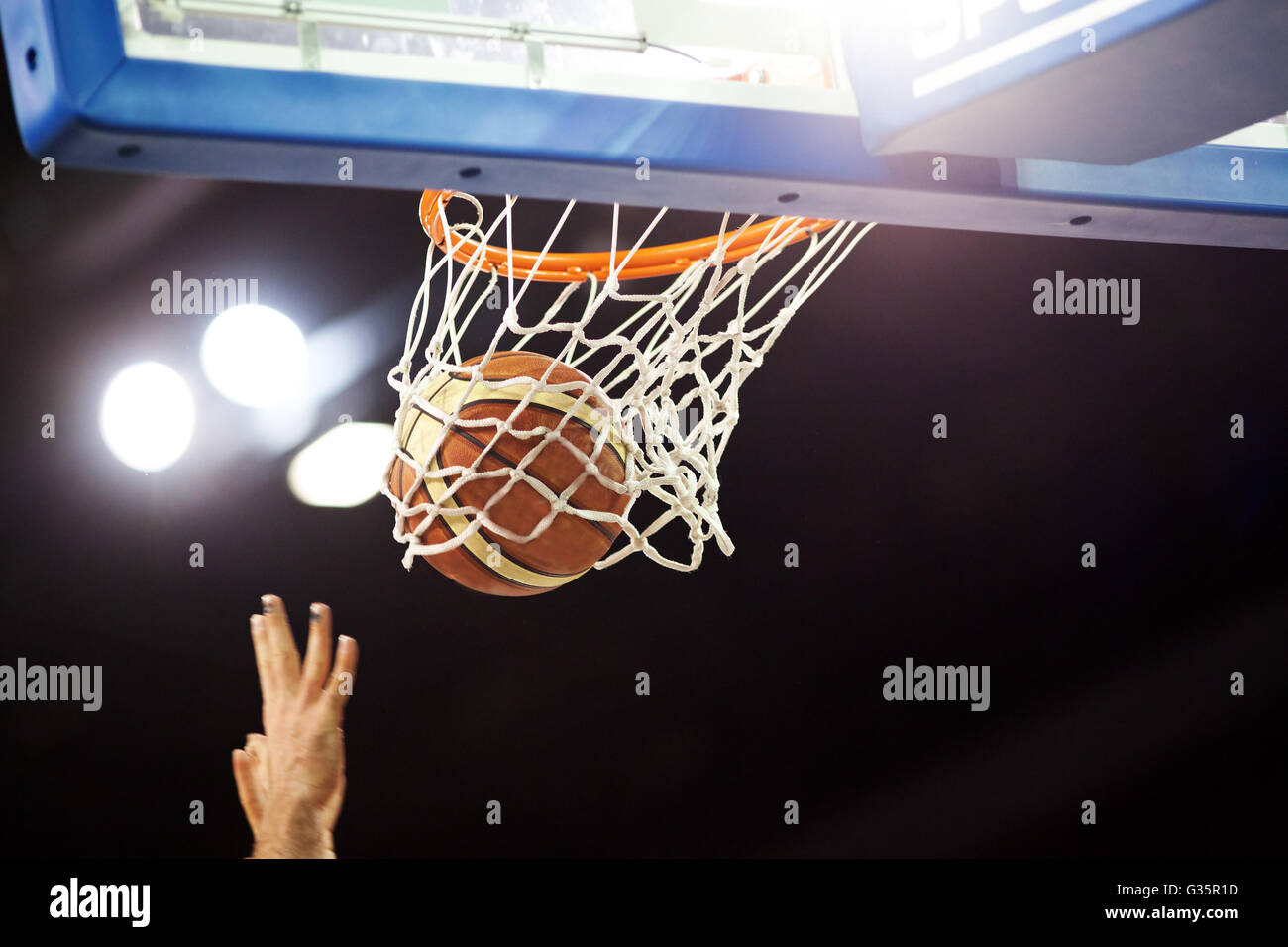 Basketball going through hoop hi-res stock photography and images - Alamy