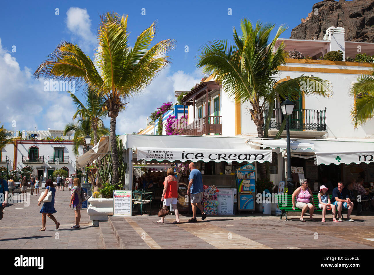 Traditional canary style houses hi-res stock photography and images - Alamy