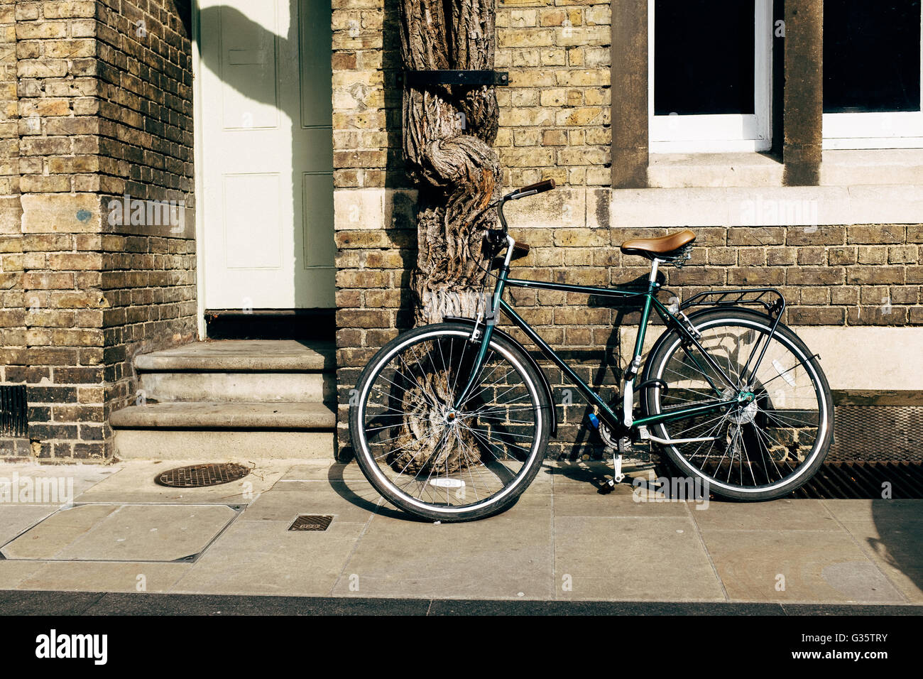 A bike resting against a wall in Oxford Stock Photo - Alamy