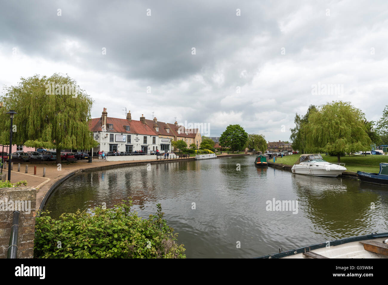 The Cutter Inn and Riverside restaurant on the river Great Ouse ...