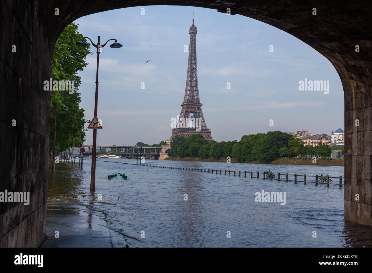 Early june paris hi-res stock photography and images - Alamy