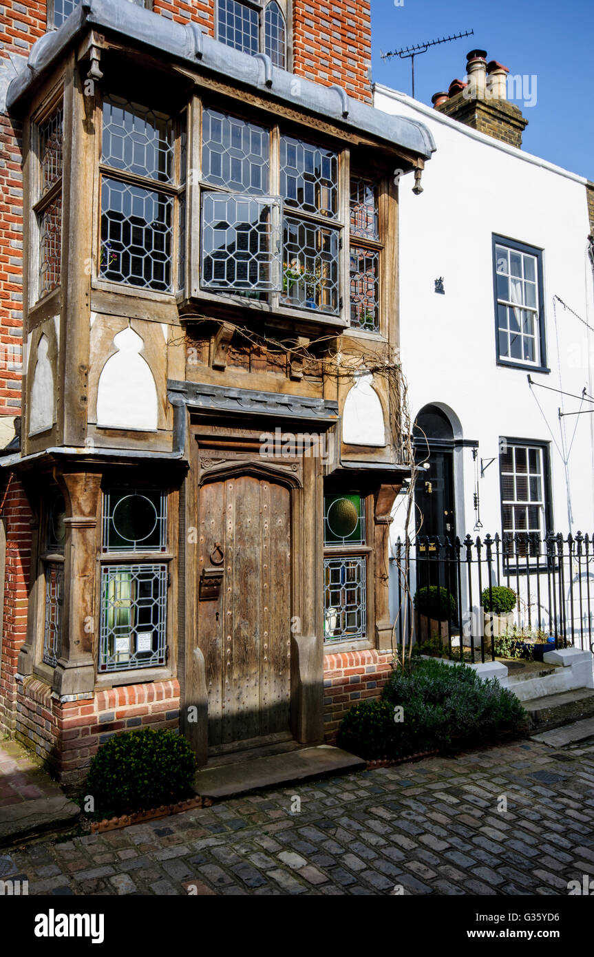 Houses upnor kent hi-res stock photography and images - Alamy