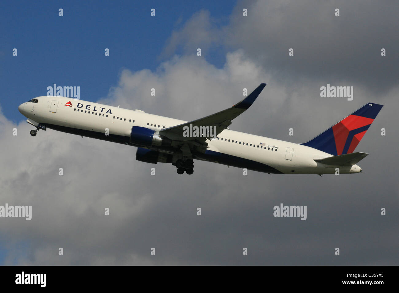 Delta airways boeing 767 hi-res stock photography and images - Alamy
