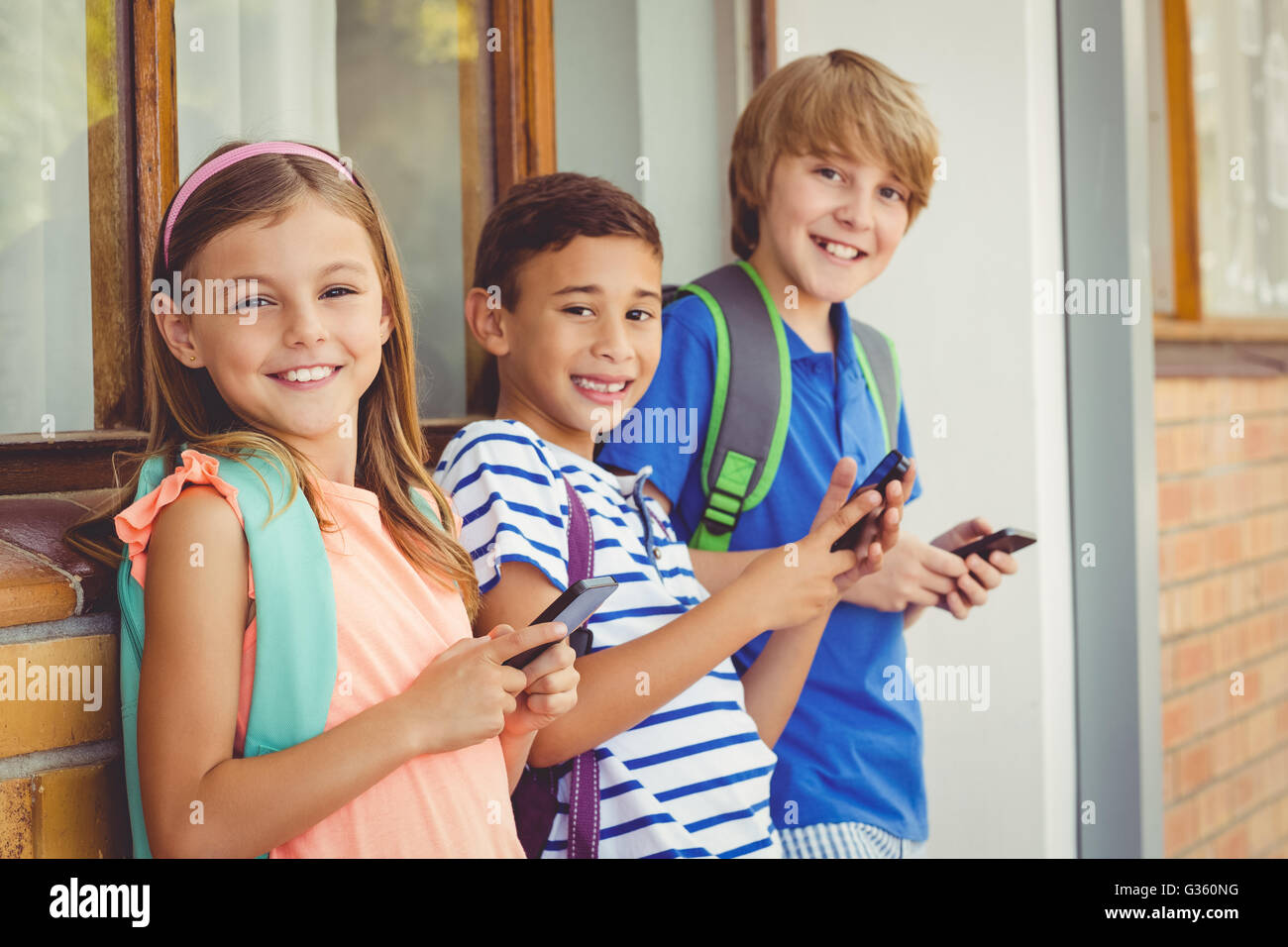 School kids using mobile phone hi-res stock photography and images - Alamy