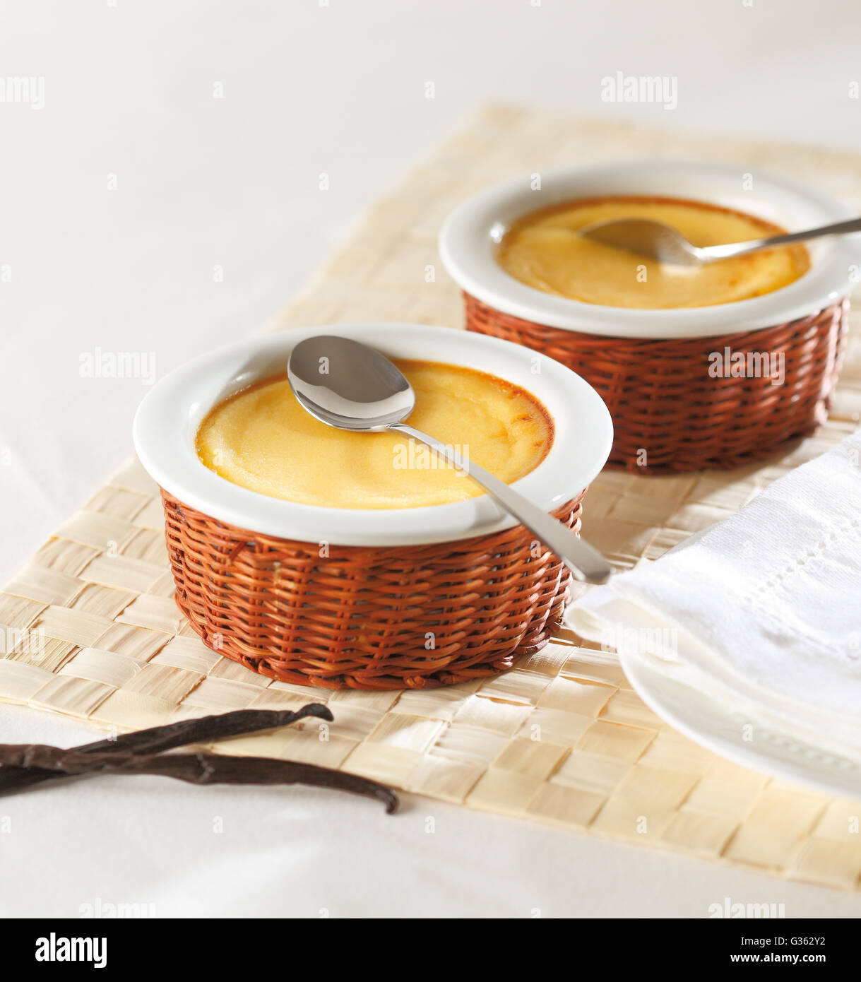 Vanilla custard hi-res stock photography and images - Alamy