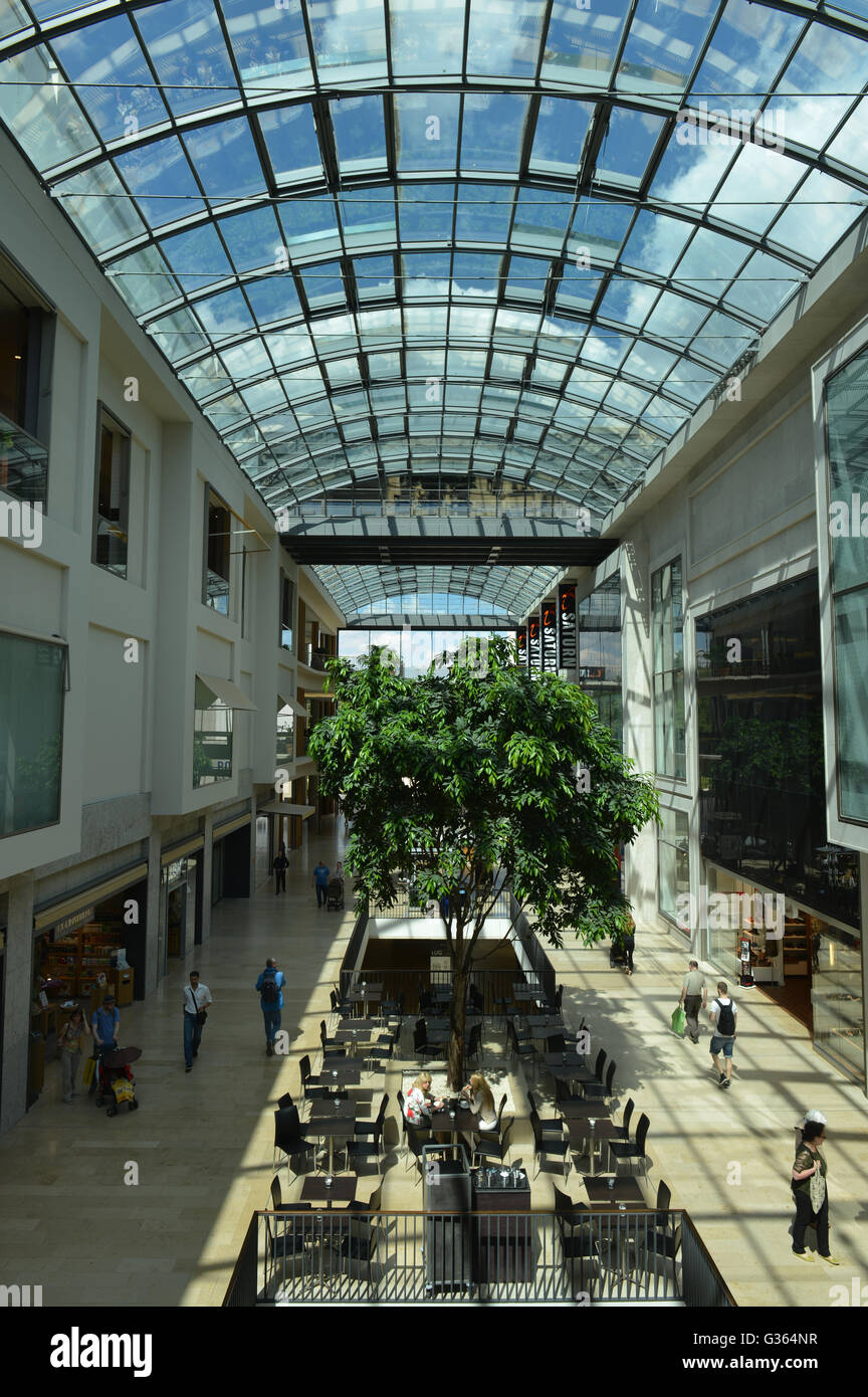 Boulevard berlin shopping centre hi-res stock photography and images ...