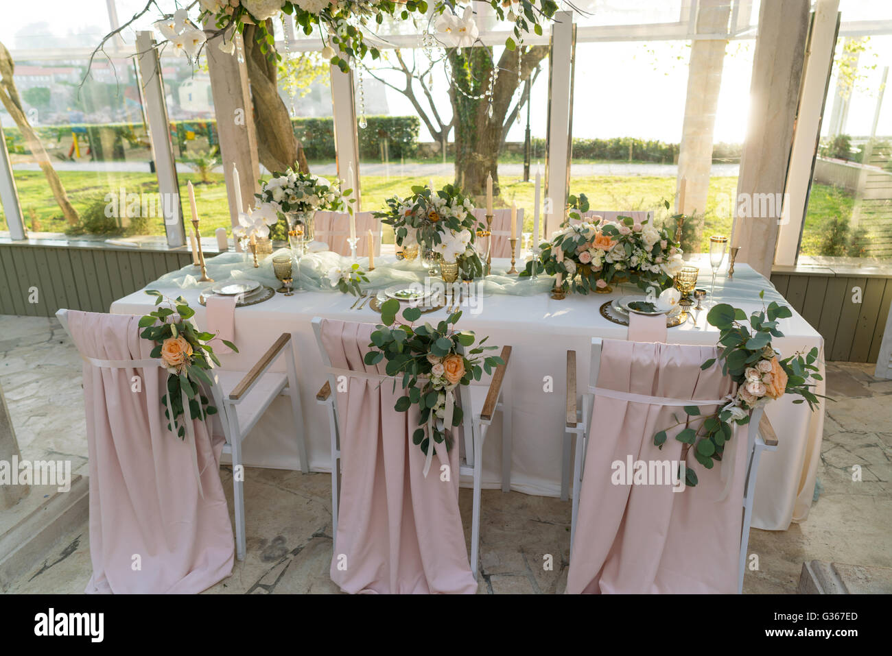 beautifully decorated table with flowers Stock Photo - Alamy
