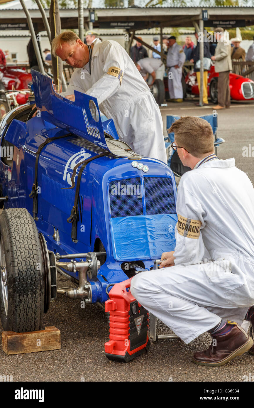 Mechanics work in british hi-res stock photography and images - Alamy