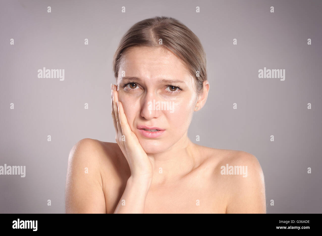 Portrait of young woman with toothache Stock Photo - Alamy