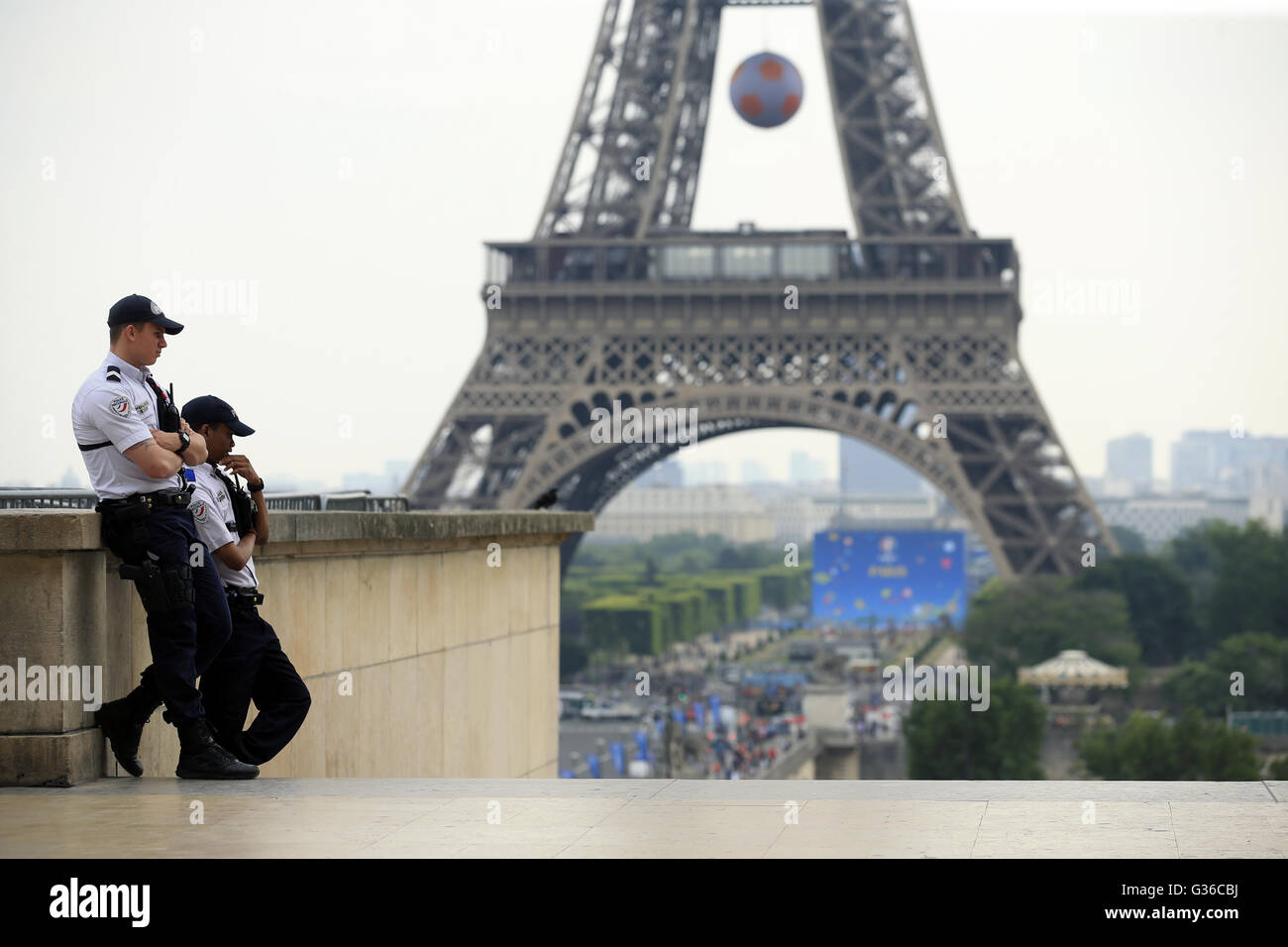 Paris security presence hi-res stock photography and images - Alamy