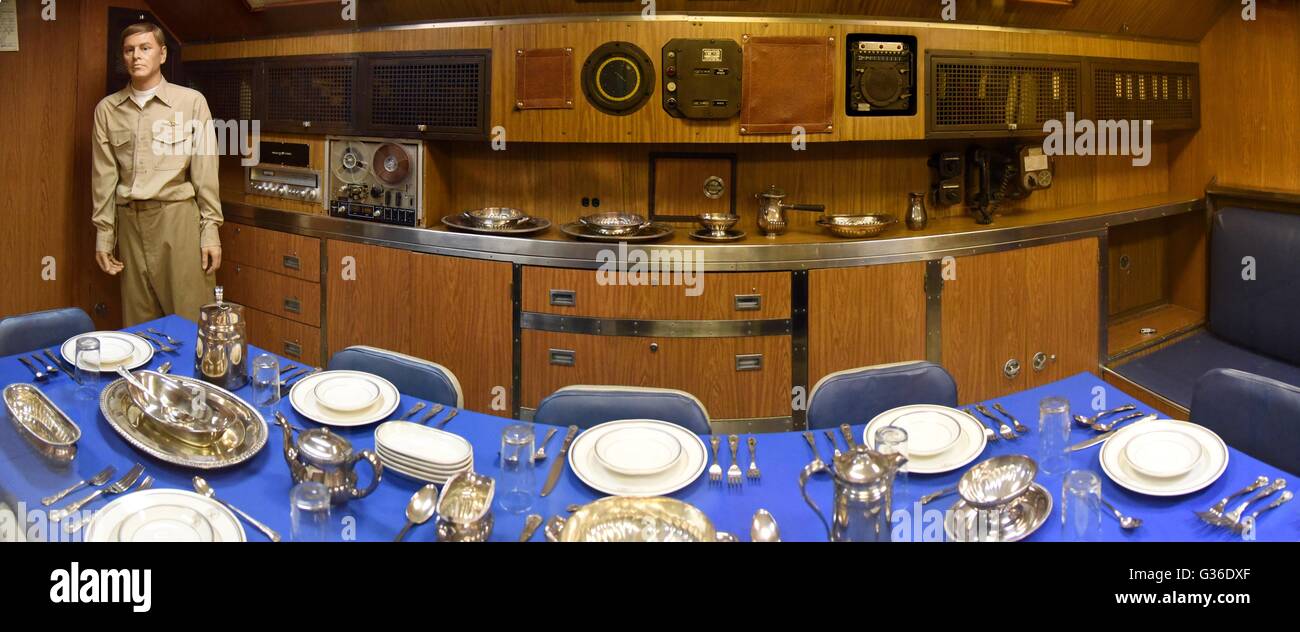 Officers wardroom dining food hi-res stock photography and images - Alamy
