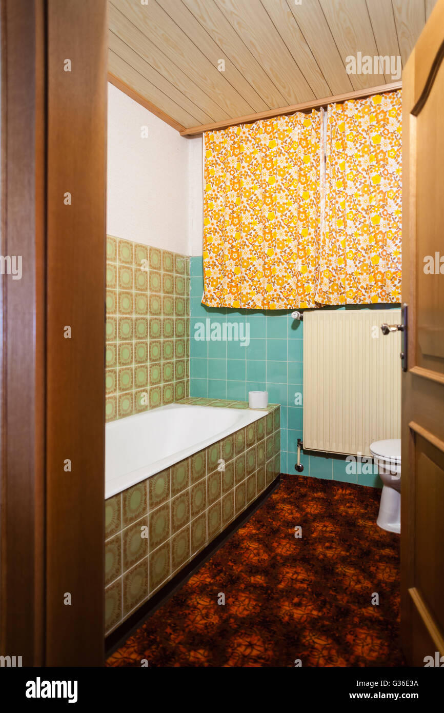 an old and small bathroom that should be renovated Stock Photo - Alamy