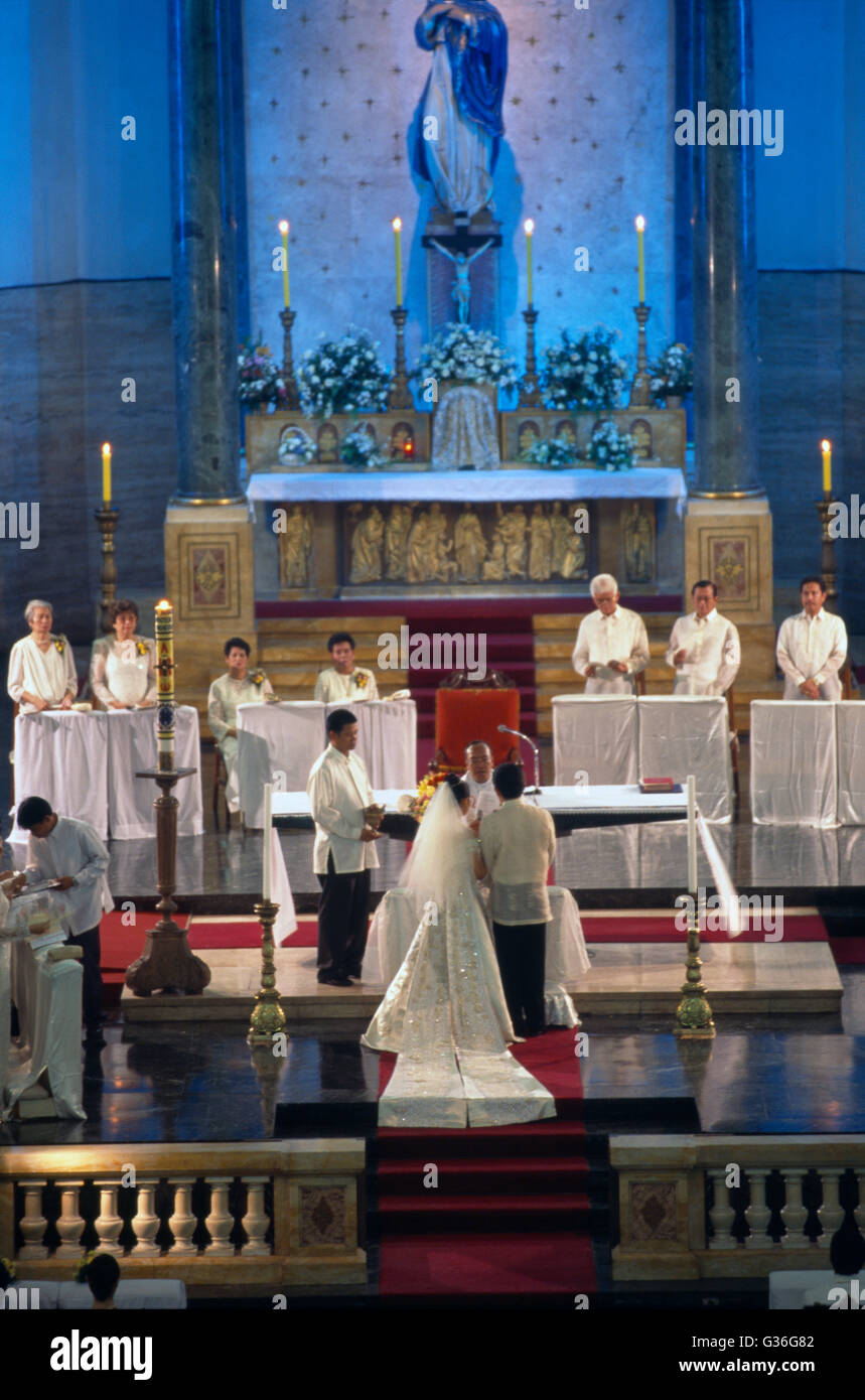 Catholic wedding altar hi-res stock photography and images - Alamy