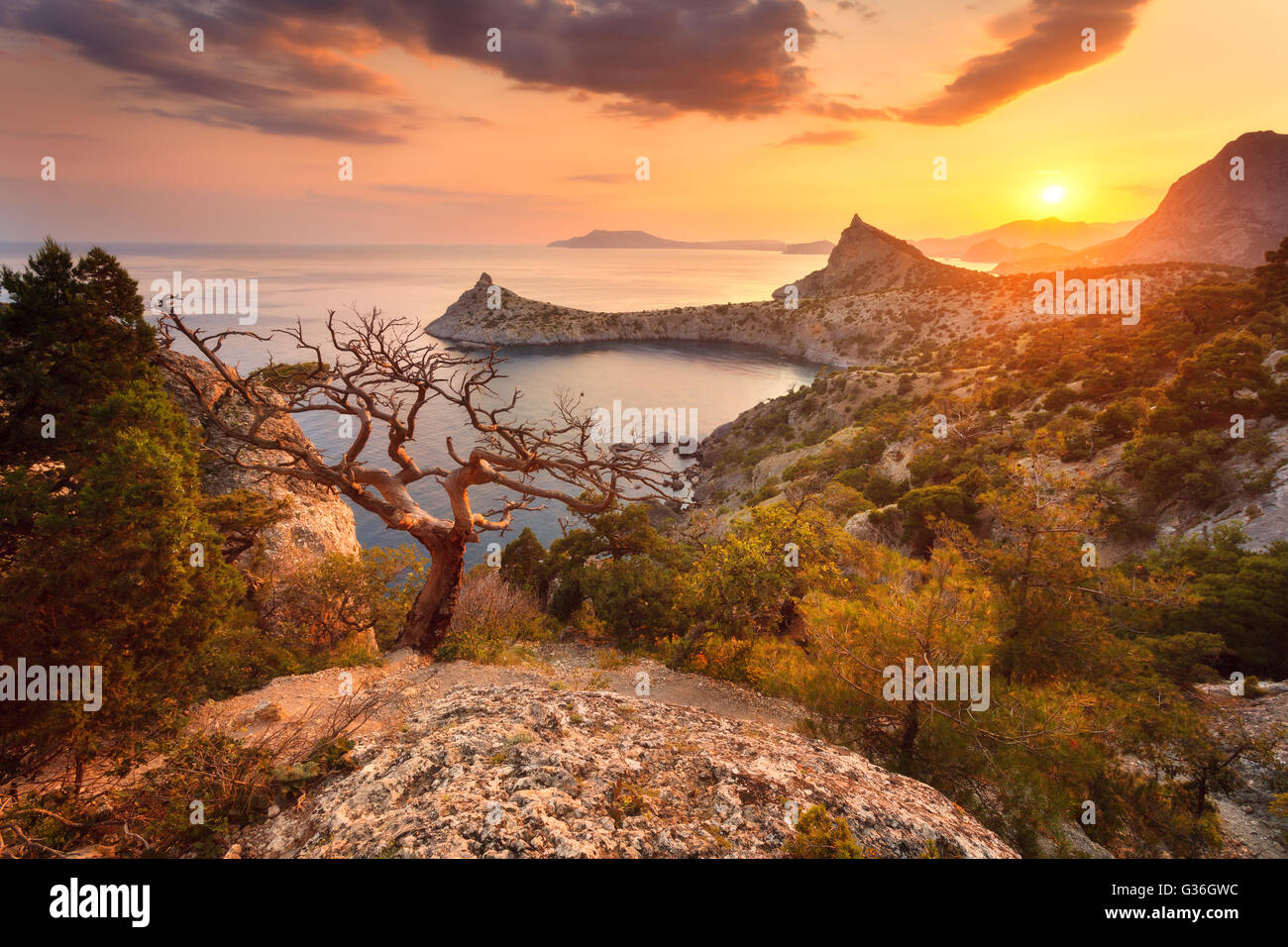 Sea mountain landscape background hi-res stock photography and images ...