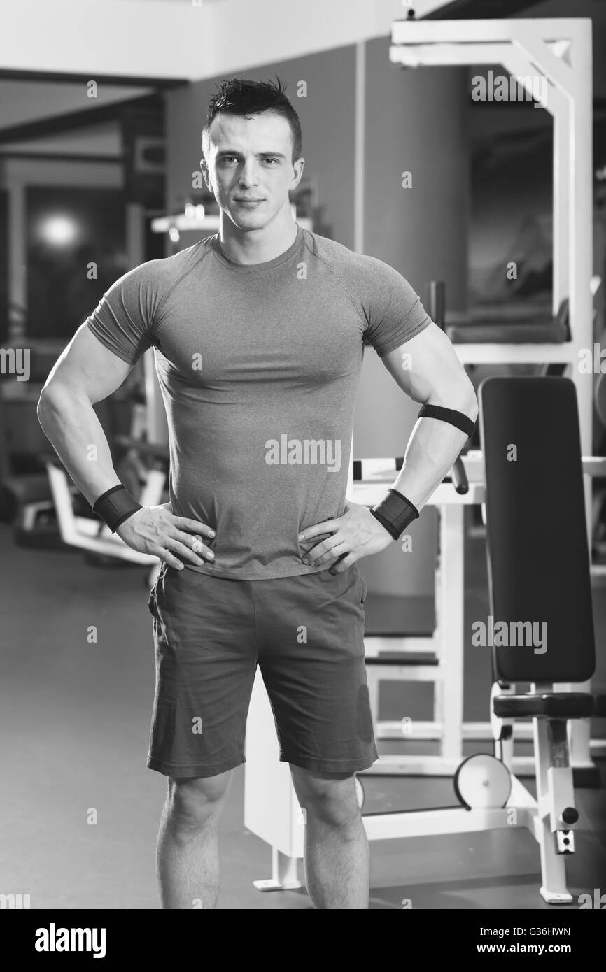 Portrait of muscular man with arms crossed in crossfit gym Stock Photo ...